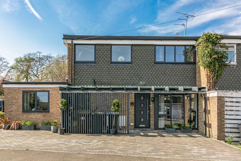 4 bedroom end of terrace house for sale in Rose Mead, Potters Bar, EN6