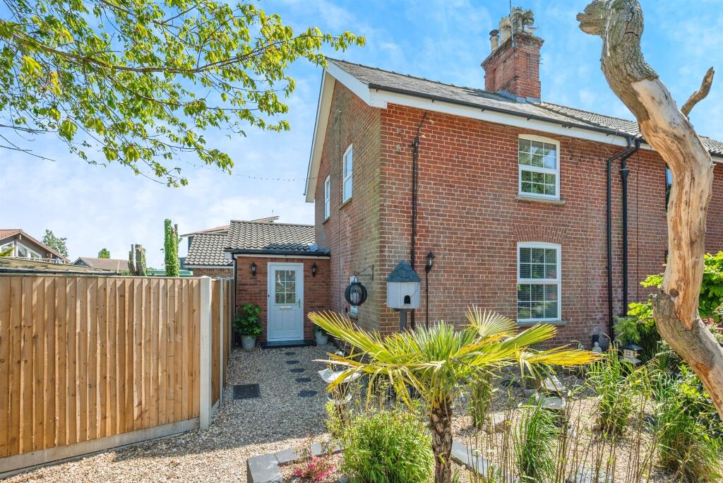 4 bedroom semi-detached house for sale in Caldecott Cottages, Fritton ...
