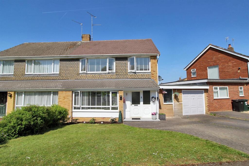 3 bedroom semi-detached house for sale in Foxcombe Drive, Tilehurst ...