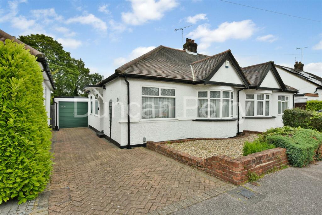 3 bedroom semi-detached bungalow for sale in The Close, Potters Bar, EN6