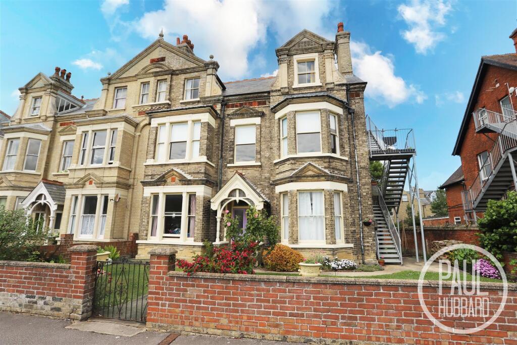 3 bedroom maisonette for sale in Kirkley Cliff Road, Kirkley, NR33