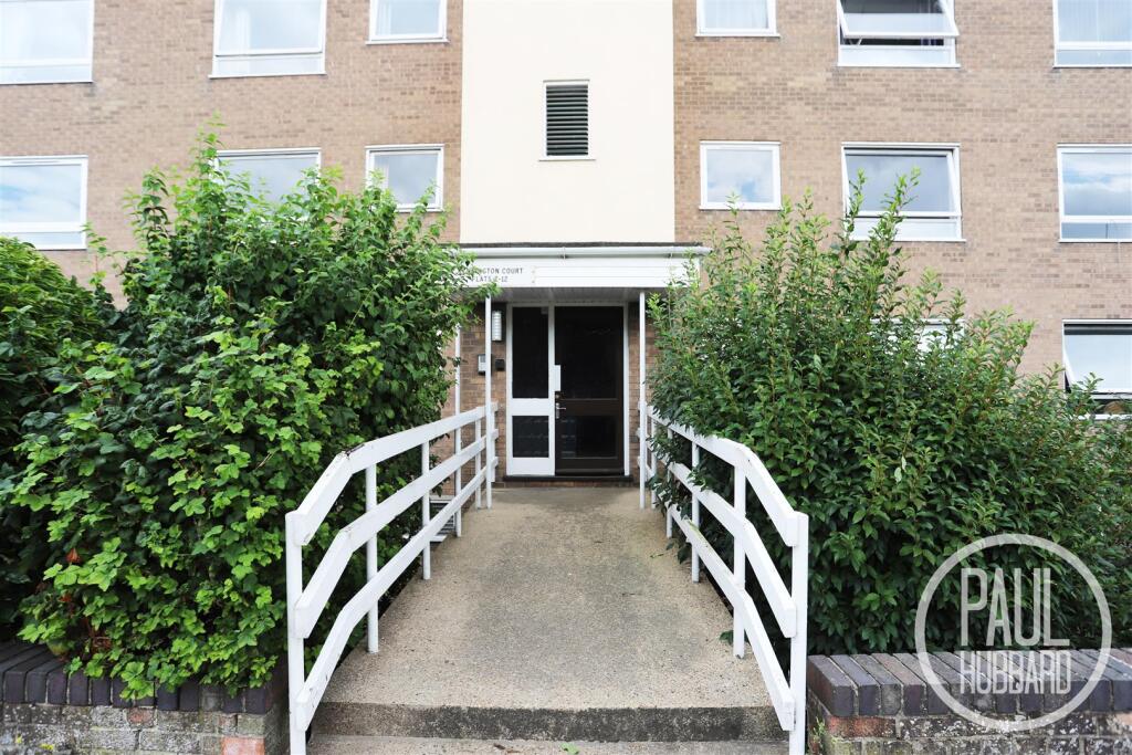 2 bedroom flat for sale in London Road South, Kirkley, NR33