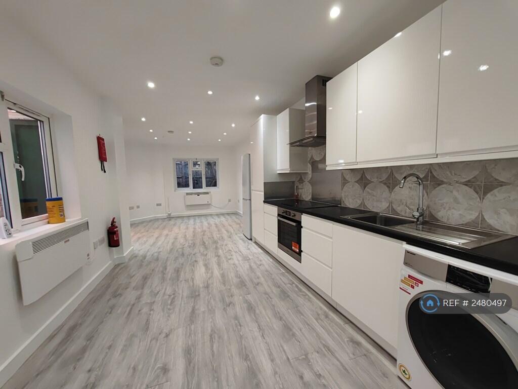 Studio flat for rent in Central Road, Worcester Park, KT4