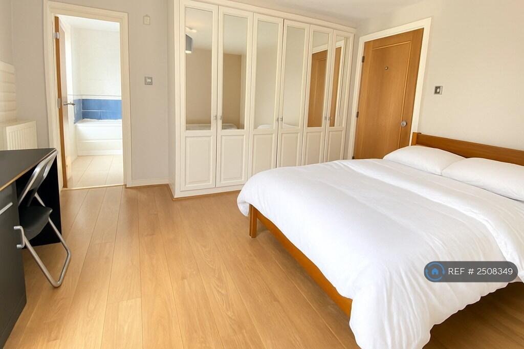 1 bedroom flat share for rent in Barrier Point Road, London, E16