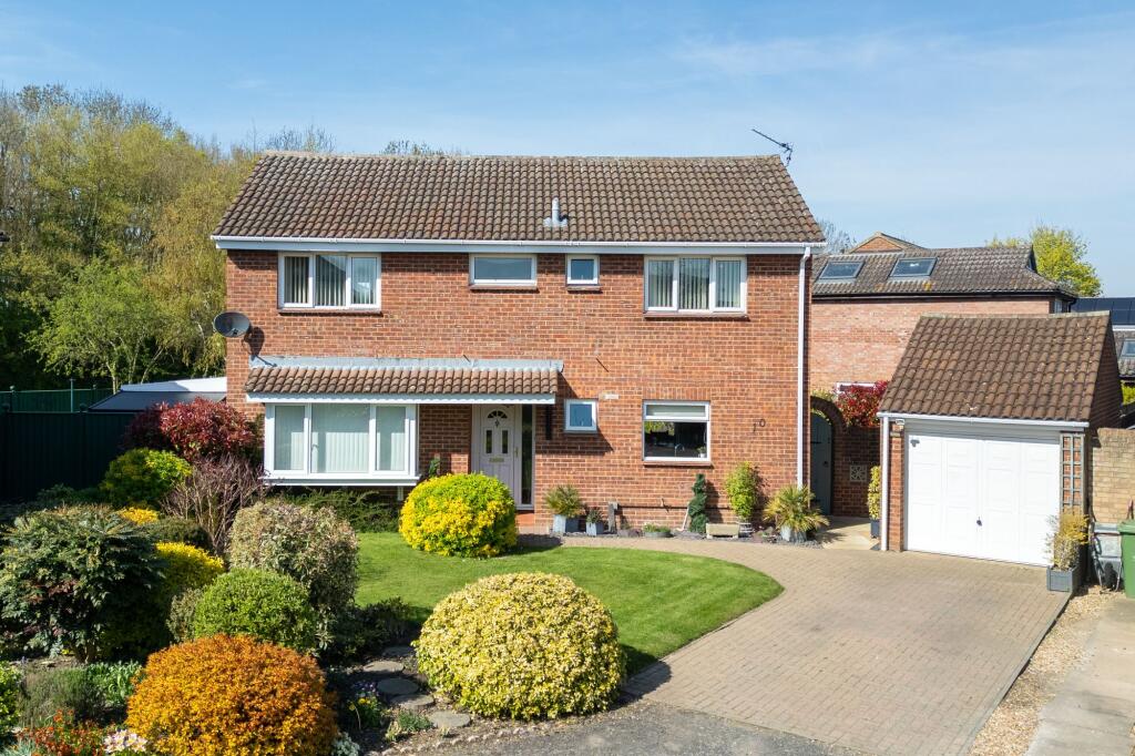 4 bedroom detached house for sale in Stonefield, Bar Hill, CB23