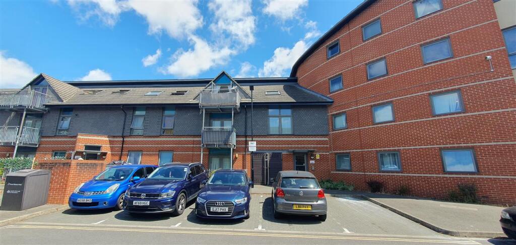 1 bedroom apartment for sale in Lewin Terrace, Bedfont, Bedfont, TW14
