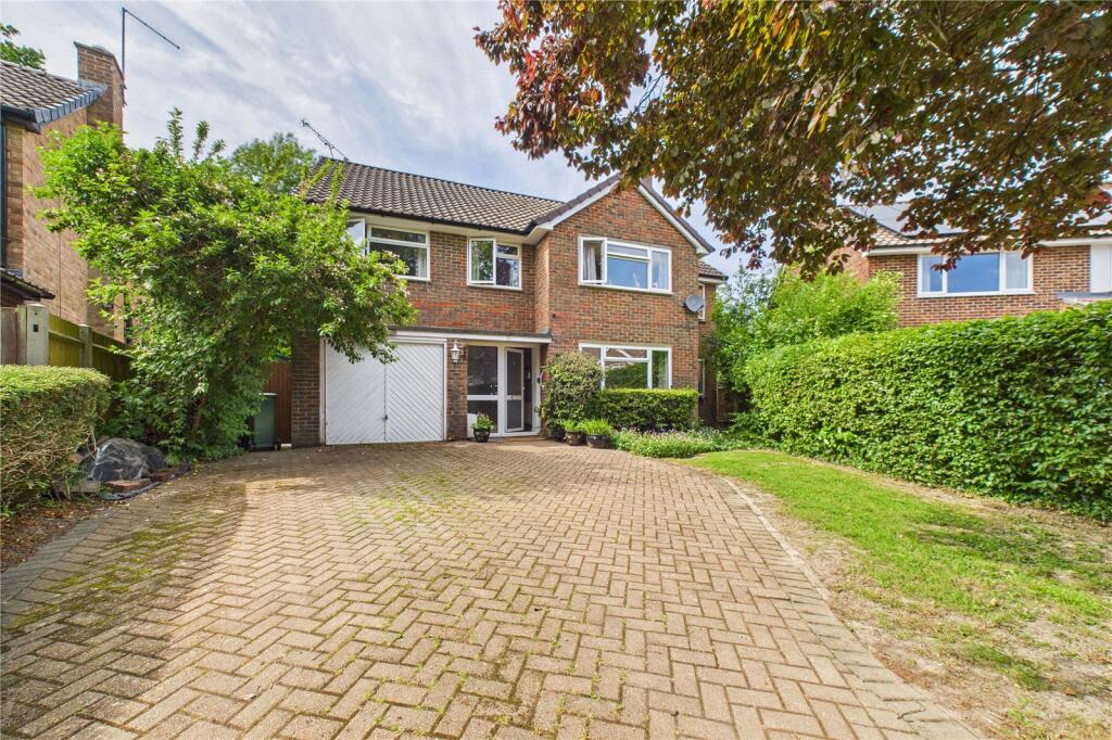 6 bedroom detached house for sale in The Chase, Furnace Green, Crawley ...
