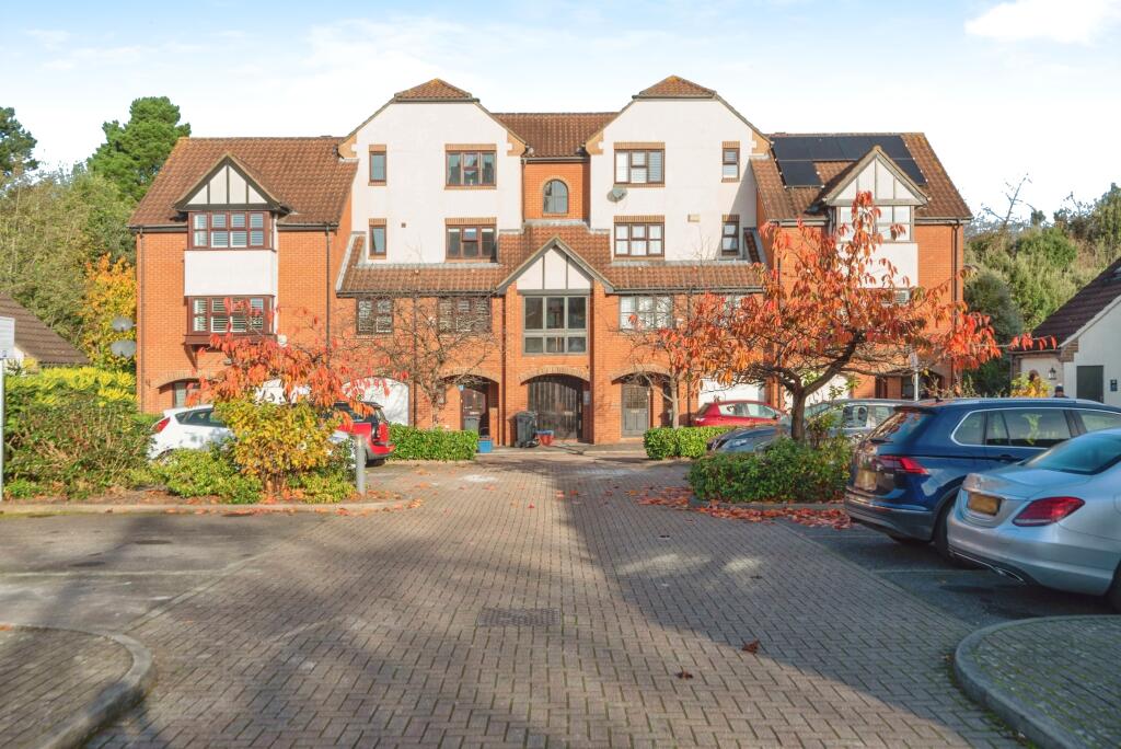 1 bedroom flat for sale in Beaumont Place, Isleworth, TW7