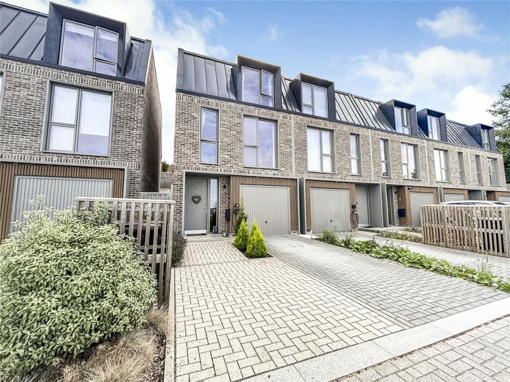 4 bedroom end of terrace house for sale in Rosewell Rise, Chatham, Kent ...