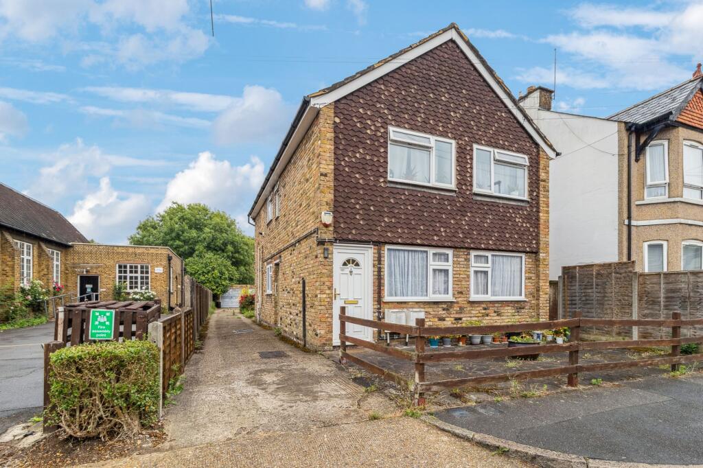 2 bedroom maisonette for sale in Waterloo Road, Uxbridge, UB8