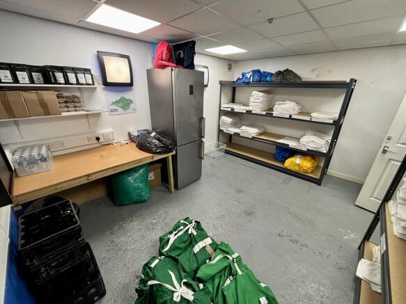 Light industrial facility to lease in Store Unit, Ashey Vineyard, PO33