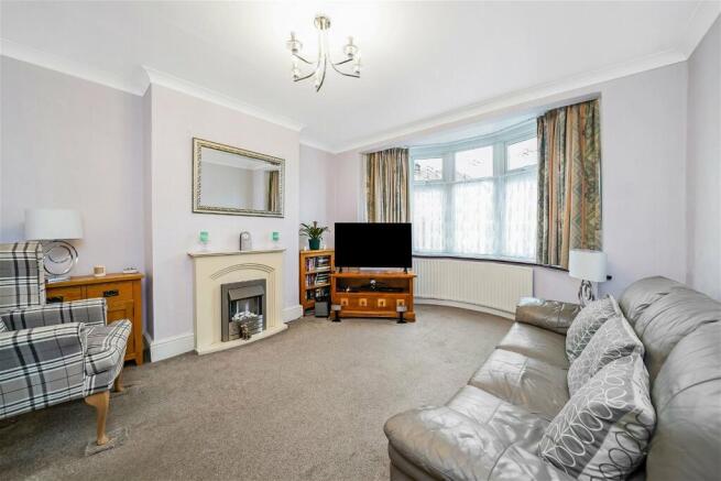 3 Bedroom Terraced House For Sale In Brixham Gardens Ilford Ig3 9az Ig3