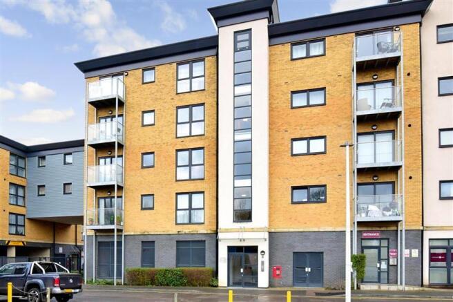 2 bedroom flat for sale in Station Road, Strood, Rochester, Kent, ME2