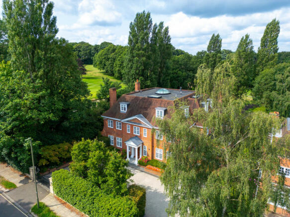 6 bedroom detached house for sale in Winnington Road, London, N2