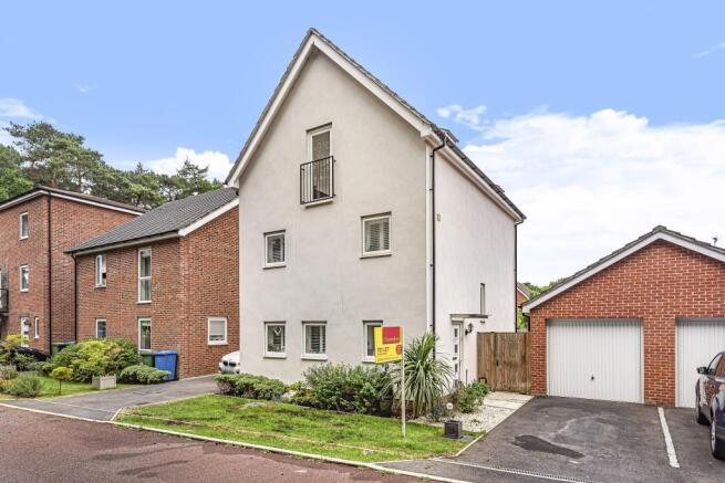 4 Bedroom Detached House To Rent In The Parks Bracknell Rg12 Rg12