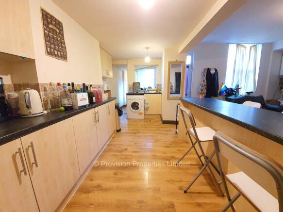 2 bedroom flat for rent in Moorland Avenue, Hyde Park, Leeds, LS6