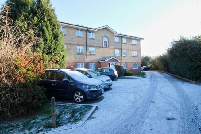 2 bedroom flat for sale in Bentley Drive, Harlow, CM17