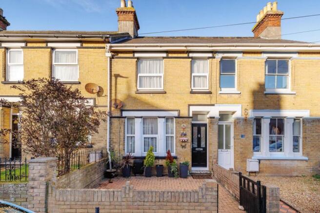 2 bedroom terraced house for sale in Clarence Road, PO30