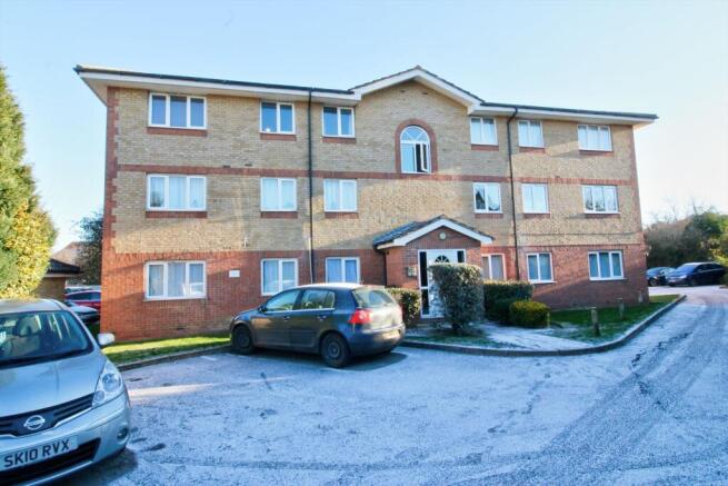 2 bedroom flat for sale in Bentley Drive, Harlow, CM17