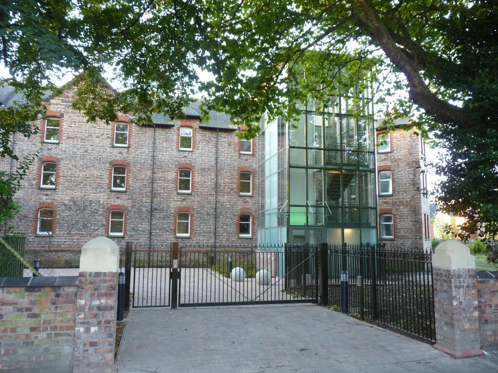 1 bedroom private hall for rent in 61a Brantingham Road, M16