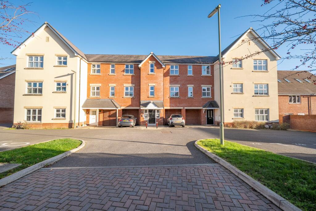 2 bedroom flat for sale in Lee Valley Close, Andover, SP11