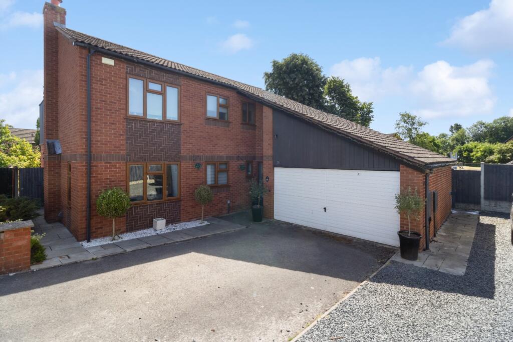 4 bedroom detached house for sale in Hayslan Avenue, Malvern ...