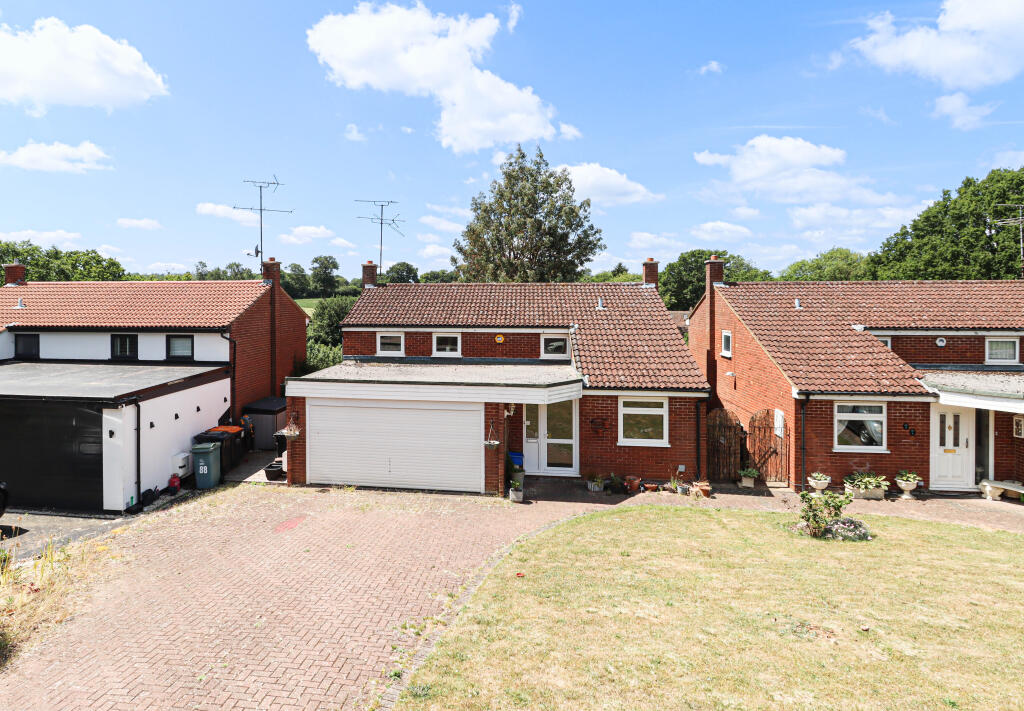 4 bedroom detached house for sale in Holywell Road, Studham ...
