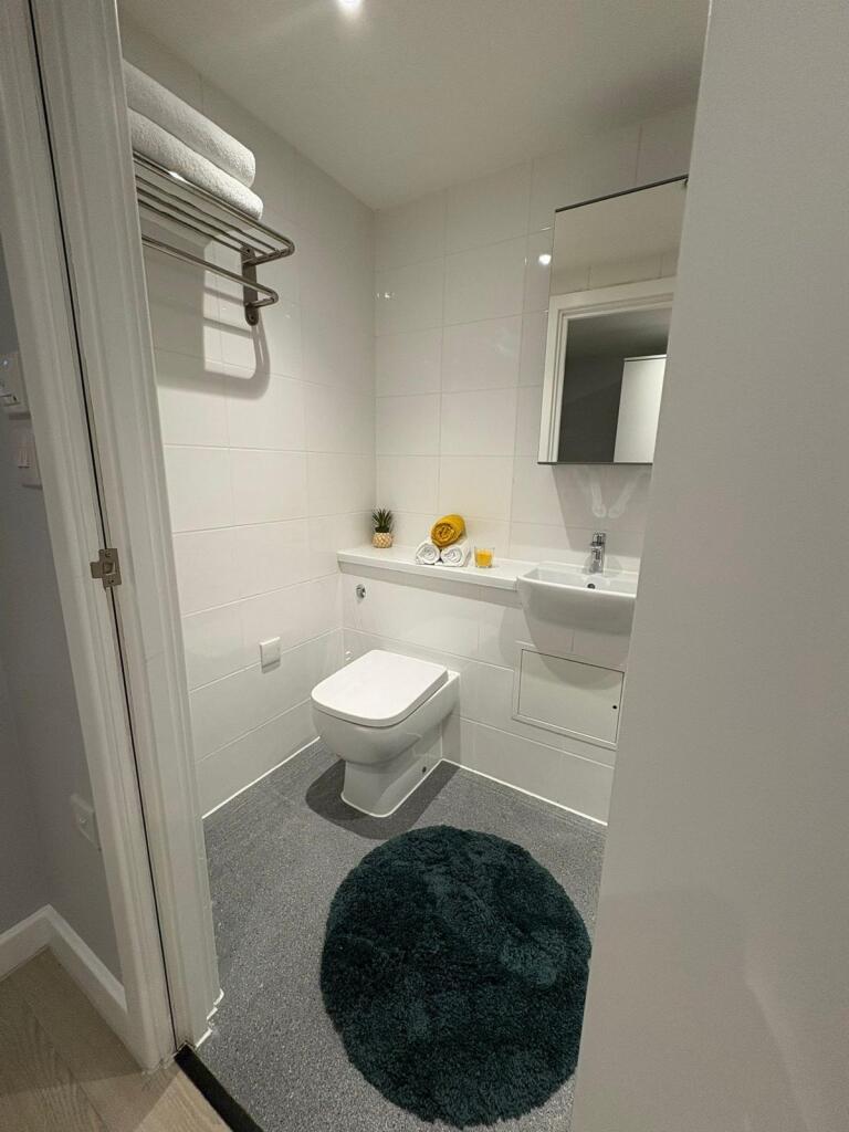 Studio for rent in Thornton Heath CR7, London Road. Pid=1090439