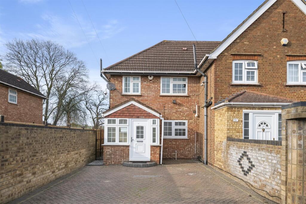 3 bedroom end of terrace house for sale in Kingsway, Hayes, UB3