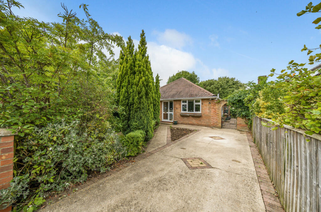3 bedroom bungalow for sale in Radcliffe Road, Healing, Grimsby ...