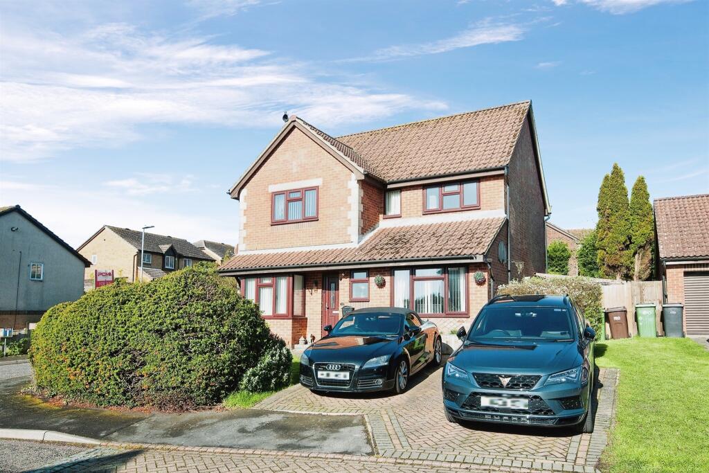 4 bedroom detached house for sale in Chalvington Drive, St. Leonards-On ...