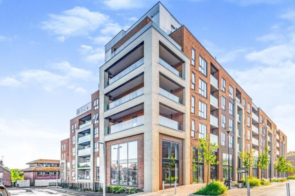 2 bedroom apartment for sale in Queens Road, East Grinstead, West ...