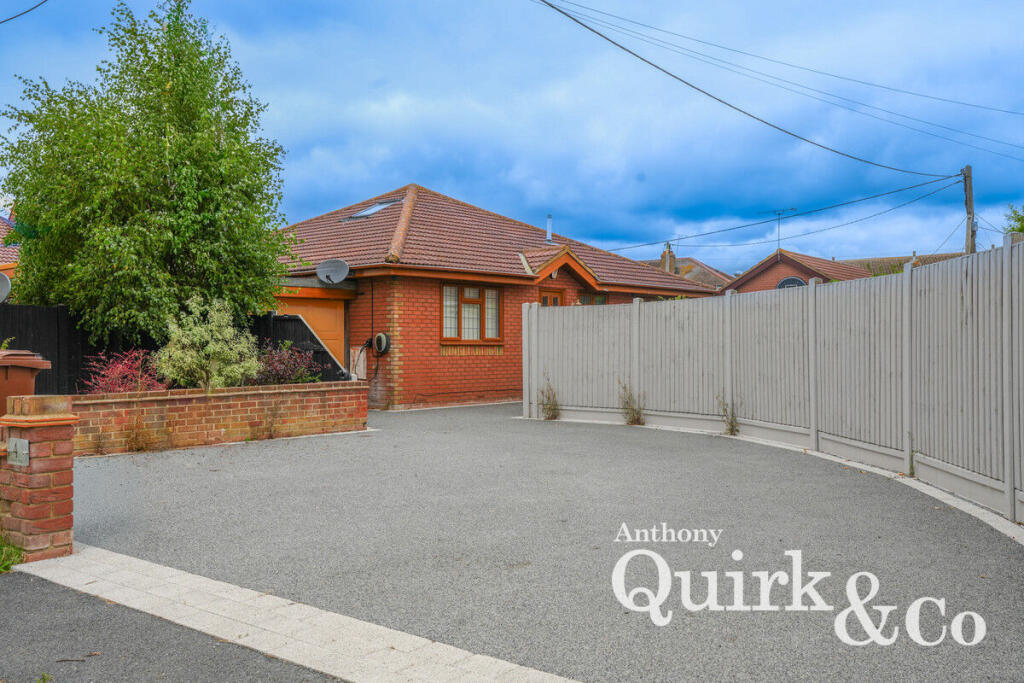 4 bedroom detached bungalow for sale in Zider Pass, Canvey Island, SS8