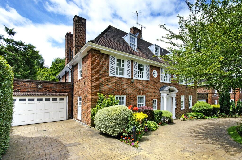 6 bedroom detached house for sale in Winnington Road, London, N2