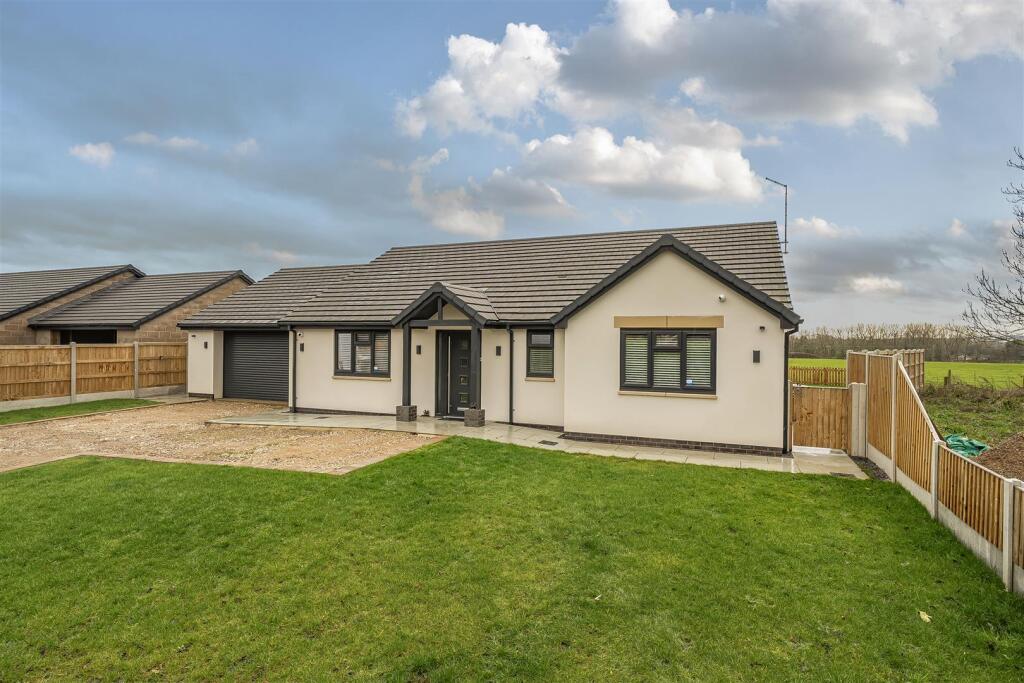 3 bedroom detached bungalow for sale in Pentre, Chirk, LL14