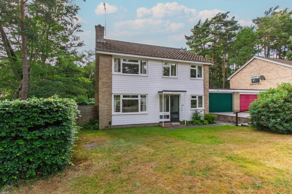 4 bedroom detached house for sale in Dukes Mead, Fleet, GU51