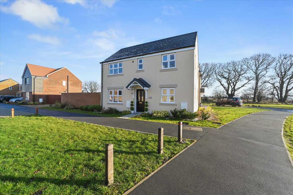 3 bedroom detached house for sale in Shingle Way, Clacton on Sea, CO16