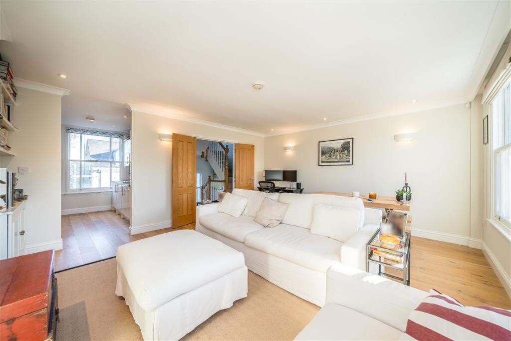 2 bedroom flat for sale in Stockwell Park Road, Stockwell, SW9