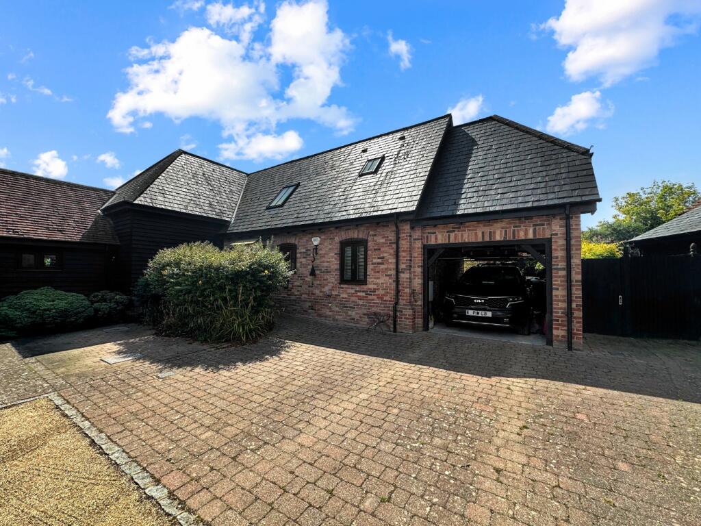 4 bedroom link detached house for sale in Brick Kiln Barns, Chaul End ...