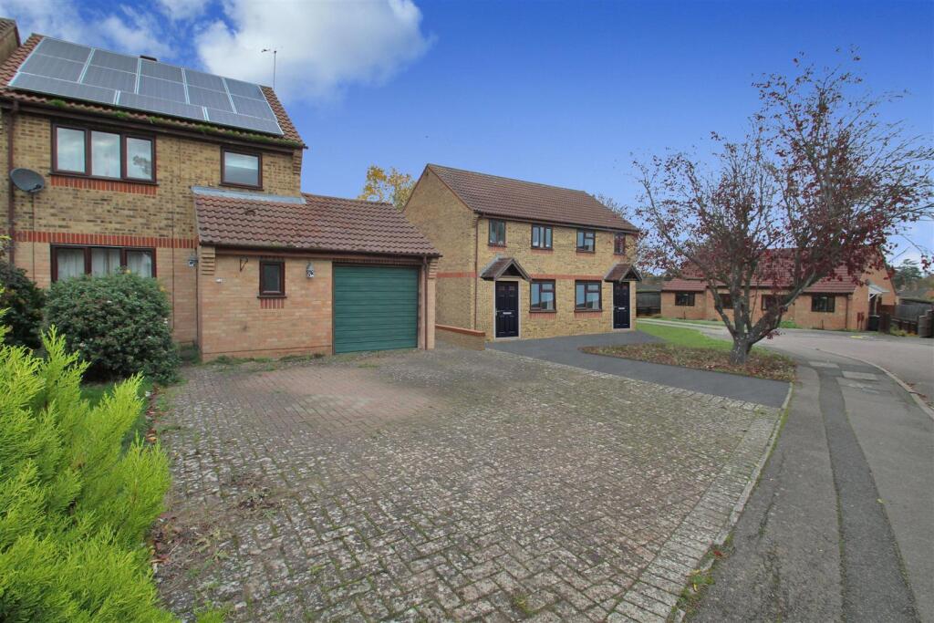 3 bedroom detached house for sale in De-Ferneus Drive, Raunds, NN9