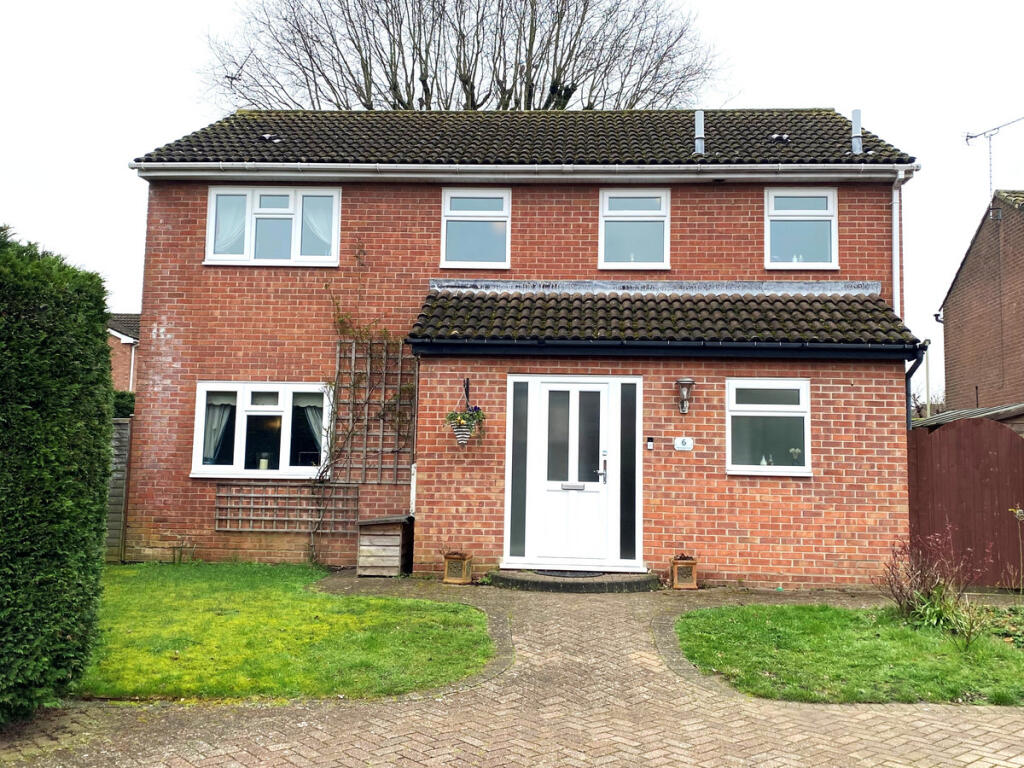 4 bedroom detached house for sale in Nightingale Road, Petersfield, GU32