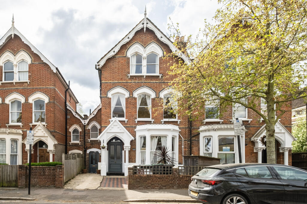 5 bedroom terraced house for sale in Oakfield Road, London, N4