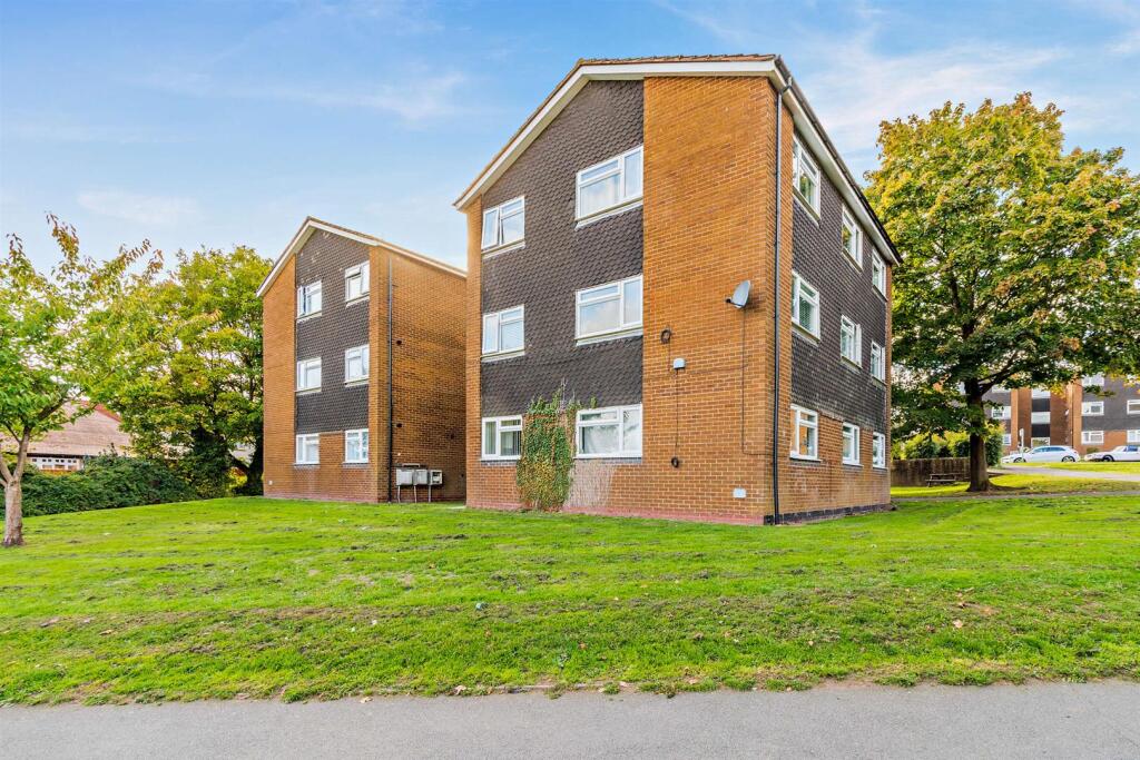 3 bedroom flat for sale in Austin Road, Bromsgrove, B60