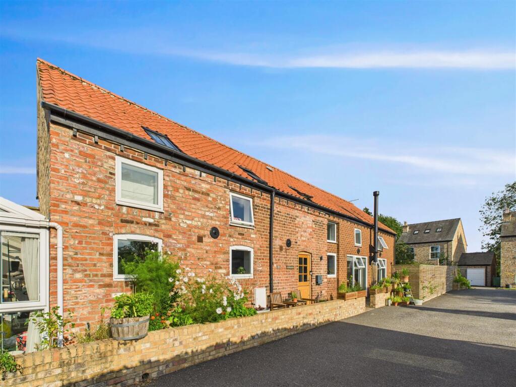 4 bedroom barn conversion for sale in East Hall Mews, South Cave, HU15