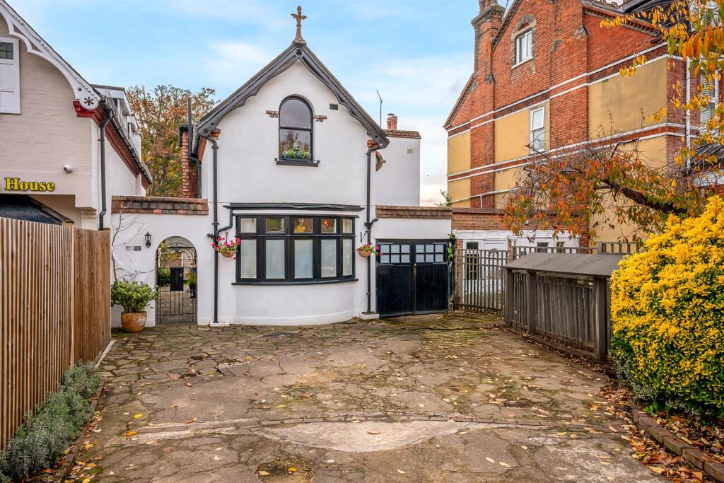3 bedroom coach house for sale in Widmore Road, Bromley, BR1