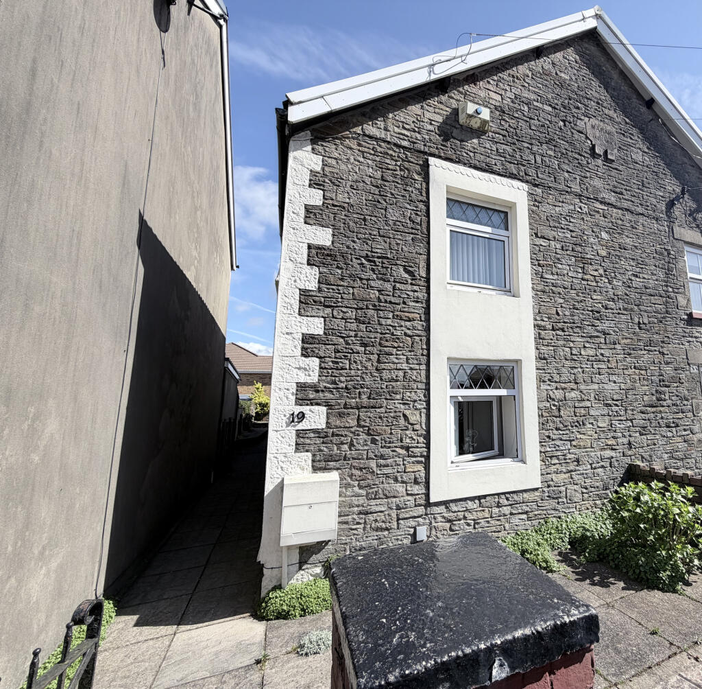 2 bedroom cottage for sale in Cardiff Road, Llantrisant, Pontyclun ...