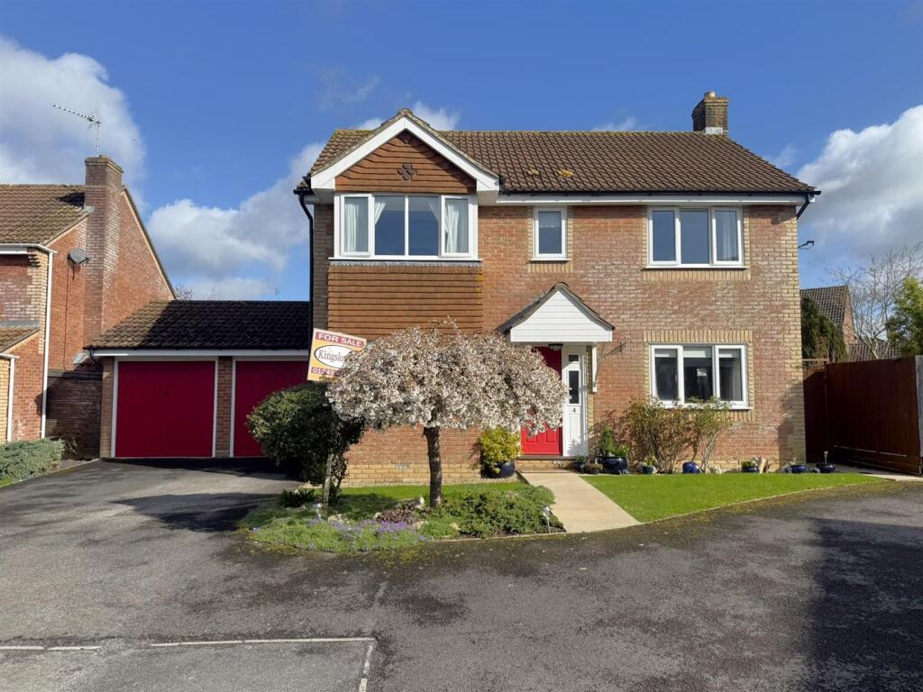 4 bedroom detached house for sale in Thomas Mead, Pewsham, Chippenham, SN15