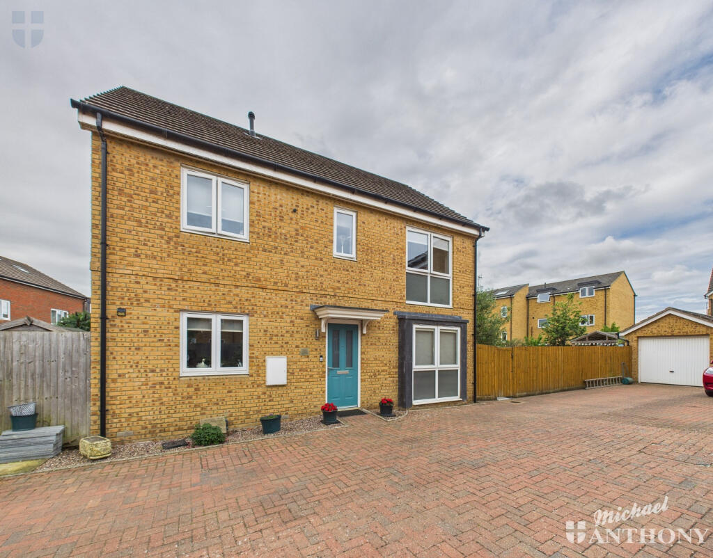 3 bedroom detached house for sale in Greensleeves Drive, Aylesbury, HP18