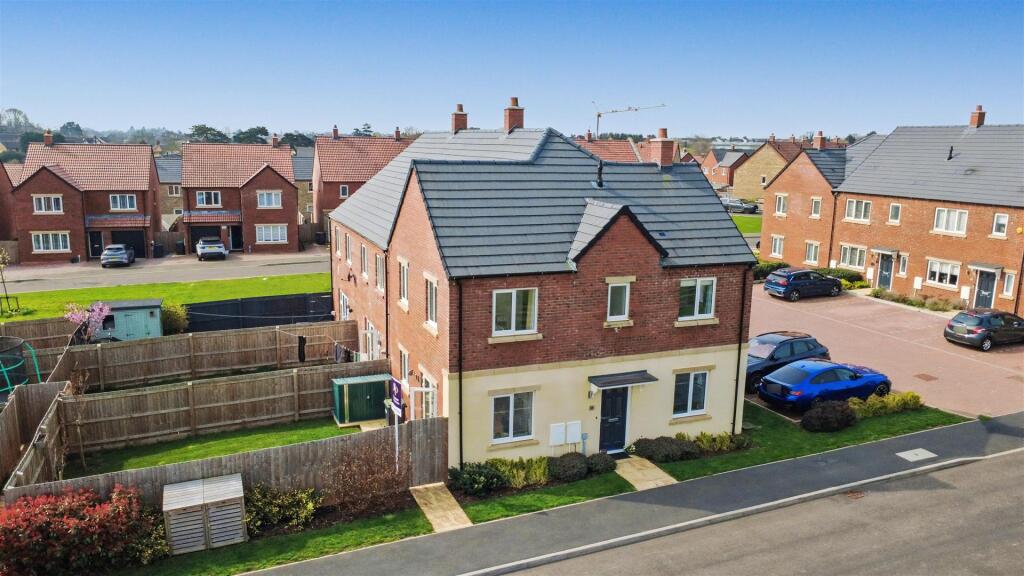 3 bedroom end of terrace house for sale in NN9 Pentelow Way, Raunds, NN9