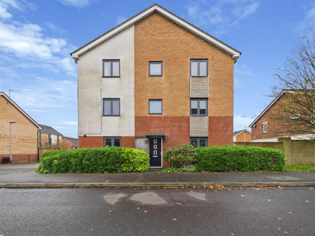 3 bedroom end of terrace house for sale in Millias Close, Brough, HU15